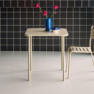 Sweeek Table de jardin m&eacute;tal 2 places. beige. Amelia. 70x70cm. traitement antirouille. lattes et bords arrondis