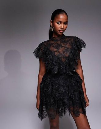 Bardot Tarryn - Hochgeschlossenes Minikleid aus Spitze in Schwarz mit R&uuml;schen und Muschelsaum