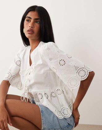 Vero Moda Top en broderie anglaise de coton avec liens nou&eacute;s sur le devant - Blanc