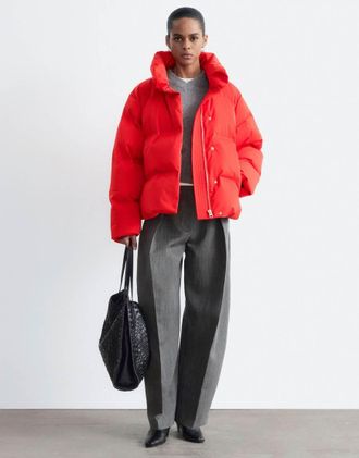 & Other Stories kurze Daunenjacke in Rot