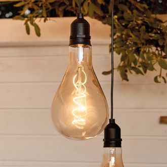 Hellum Hängelampe mit Batterie und Fernbedienung outdoor, A100 Ø 10 x 20cm, goldene Glühbirne, dimmbare Retro Hängelampe mit Batterie (4xAA nicht inkl.) 5243