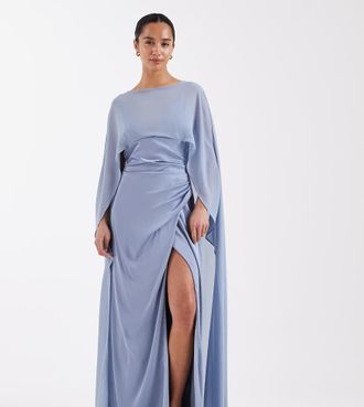 Tfnc Petite Linvit&eacute;e - Robe longue en satin avec cape et fente haute - Bleu