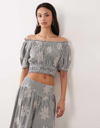 Vero Moda Cropped-Oberteil im Milchm&auml;dchen-Stil mit schwarz-wei&szlig;em Vichy-Karomuster und Blumenstickerei, Kombiteil