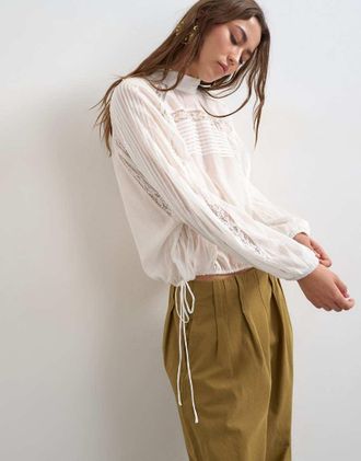 Topshop Seitlich geraffte Bluse in Wei&szlig; mit Spitzenbesatz
