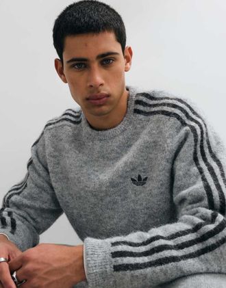 adidas Originals Pullover mit drei Streifen aus flauschigem Strick in Grau