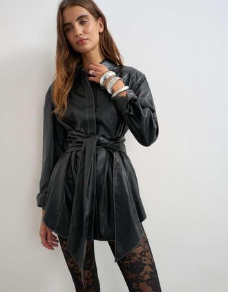Topshop Hemd aus Kunstleder mit Kontrastn&auml;hten und G&uuml;rtel in Schwarz