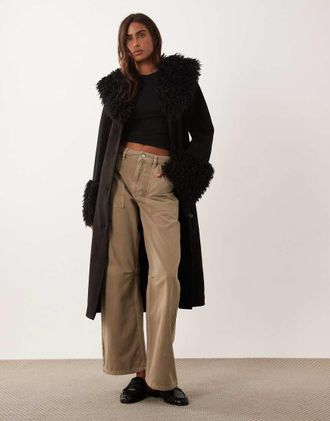 Miss Selfridge trench-coat en su&eacute;dine avec bordure en fausse fourrure noire