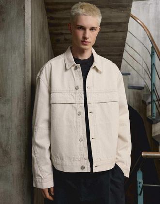 Bershka Trucker-Jeansjacke aus der Core-Kollektion in Ecru-Wei&szlig;