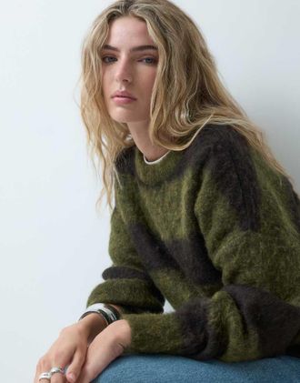 Noisy May Boxy-Pullover mit Rundhalsausschnitt aus geb&uuml;rstetem Strick in Khaki und Schokobraun gestreift-Gr&uuml;n