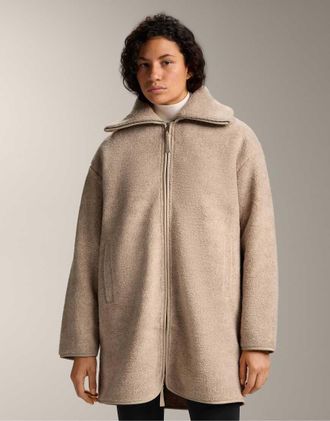 Oysho Veste longue en imitation peau de mouton - Sable chin&eacute;-Brown