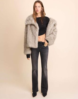 Stradivarius veste basique en fausse fourrure &agrave; col montant couleur pierre-Blanc