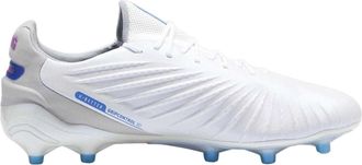 Puma King Ultimate Fu&szlig;ballschuhe mit festem Boden f&uuml;r Herren (Wei&szlig;/Blau/Grau)