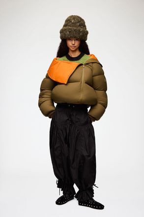 Ganni XXL-Beanie mit Zopfmuster in Gr&uuml;n braun