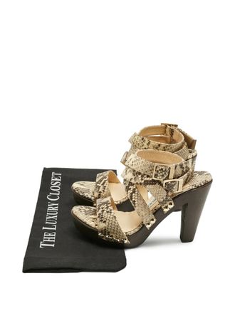 Jimmy Choo London sandales en cuir &agrave; effet peau de python - Tons neutres