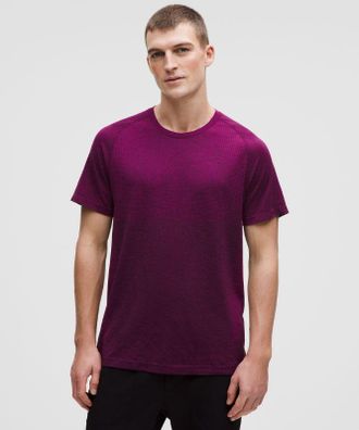 lululemon Metal Vent Tech T-Shirt f&uuml;r M&auml;nner - Gr&ouml;&szlig;e 2XL in Jewelled Magenta/Plum