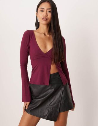 Motel Lamae - Lang&auml;rmliges Oberteil in Bitter Deep Purple mit Wickeldetail-Lila