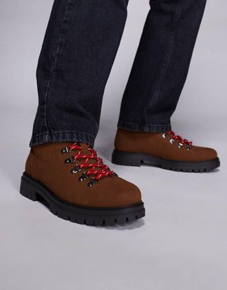Asos Geschn&uuml;rte Wanderstiefel aus Wildlederimitat in Hellbraun mit Profilsohle-Brown