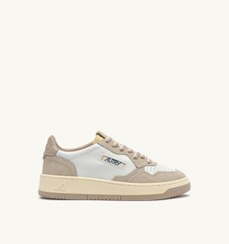 Autry BASKETS MEDALIST LOW EN CUIR ET DAIM FEATHER GRAY ET LAMB