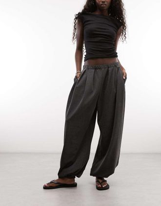 Weekday pantalon large &agrave; jambes ballon en gris fonc&eacute; chin&eacute;
