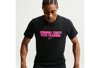 Nike T-Shirt Nike Mens Dri-FIT T-Shirt f&uuml;r Erwachsene, sportlicher Stil, atmungsaktives Material