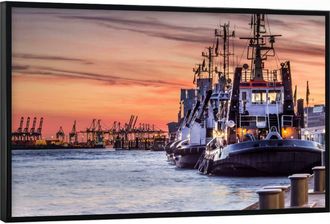 artboxONE Poster mit schwarzem Rahmen 90x60 cm Städte Abends im Hafen Hamburg - Bild Hafen Boot Elbe