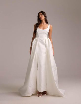 Asos Robe fourreau longue et structur&eacute;e avec encolure ultra d&eacute;gag&eacute;e et jupe superpos&eacute;e - Blanc