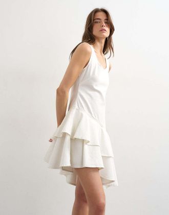 Topshop Robe en jean avec ourlet asym&eacute;trique et volants - Ivoire-Neutral