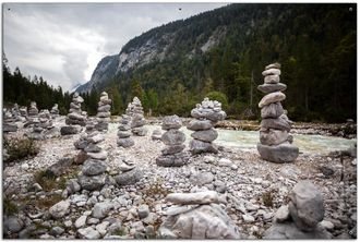 Wallario Outdoor-Poster f&uuml;r Garten oder Balkon Steinm&auml;nnchen am Wasser, Motivbanner Gr&ouml;&szlig;e: ca. 60 x 90 cm, Outdoor-Bild
