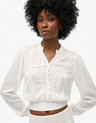 Superdry Blouse smock&eacute;e &agrave; manches longues avec d&eacute;tails en dentelle - &Eacute;cru-Blanc