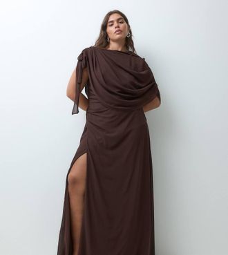 Tfnc Plus Chiffon-Maxikleid mit drapierter Schulter und Oberschenkelschlitz in Schokobraun