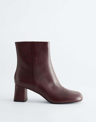 & Other Stories bottines en cuir &agrave; bout rond avec talon carr&eacute; en marron fonc&eacute;