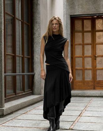 NA-KD jupe midi en maille c&ocirc;tel&eacute;e asym&eacute;trique noire