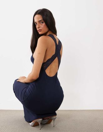 Tiger Mist Seraphine robe longue crois&eacute;e au dos avec bordure en dentelle, bleu marine
