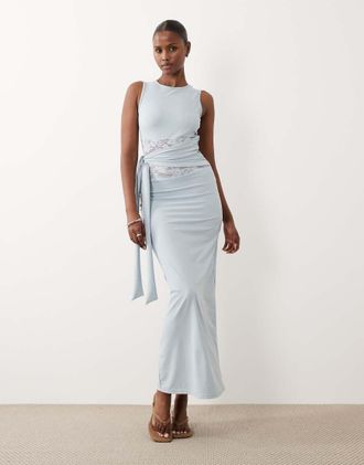 the frolic Exclusivit&eacute; - The Frolic - Robe longue avec d&eacute;tail nou&eacute; et empi&egrave;cement en dentelle - Bleu pastel