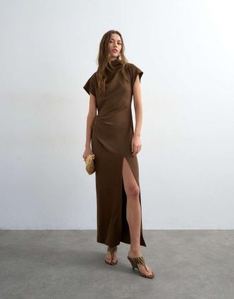 Topshop Robe longue en cr&ecirc;pe &eacute;pais &agrave; d&eacute;tail foulard - Chocolat-Brown