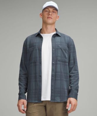 lululemon Weiches Strick-Overshirt f&uuml;r M&auml;nner - Gr&ouml;&szlig;e XS in Ridge Plaid Oil Grey Black Night
