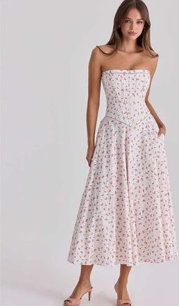 House of CB Gina - Tr&auml;gerloses Maxikleid aus Baumwolle in Wei&szlig; mit Rosenmuster