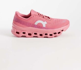 On Cloudmonster 1 baskets de running rose vif