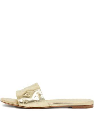 Louis Vuitton sandales en cuir &agrave; logo emboss&eacute; - Or