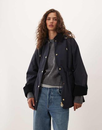 Barbour Evelyn wasserabweisende Jacke mit Kapuze und Taillierung in Dunkelmarineblau