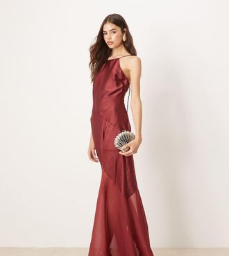 Asos Tall ASOS DESIGN Tall - Robe longue avec empi&egrave;cements en satin et jupe en mousseline - Rouge cerise