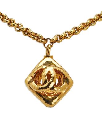 Chanel collier &agrave; pendentif CC en plaqu&eacute; or en maille diamant&eacute;e (1980-1990)