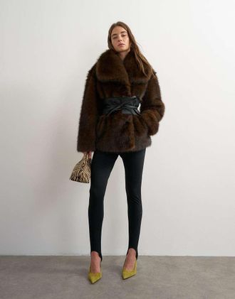 Topshop manteau en faux-fur avec ceinture en imitation cuir marron-Gris