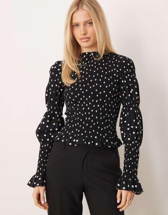Vero Moda Lang&auml;rmliges, hochgeschlossenes H&auml;ngeroberteil in Schwarz mit wei&szlig;en Polka Dots