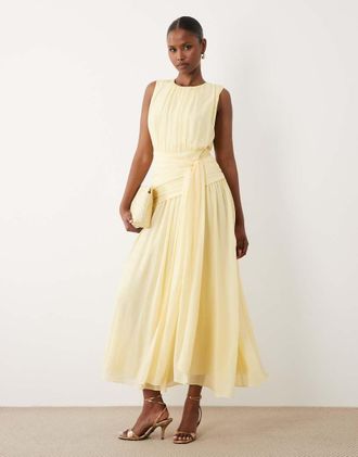 Forever New Chiffon-Maxikleid in Gelb mit gerafftem Bindedetail an der Taille
