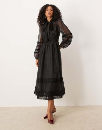 Sister Jane Dream Sister Jane - Robe mi-longue en dentelle transparente vari&eacute;e avec col lavalli&egrave;re - Noir