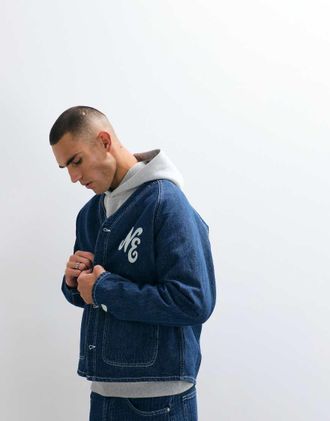New Era Jeansjacke in mittelblauer Waschung mit Knopfleiste, V-Ausschnitt und Logo