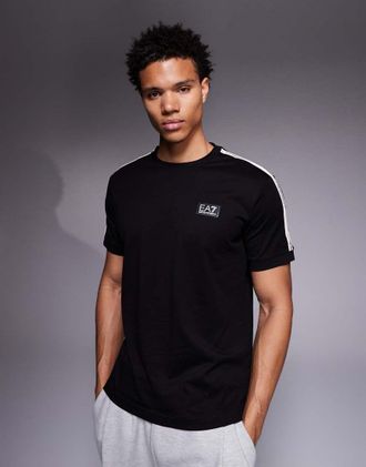 Emporio Armani Armani - EA7 - T-Shirt in Schwarz mit Logo-Zierband
