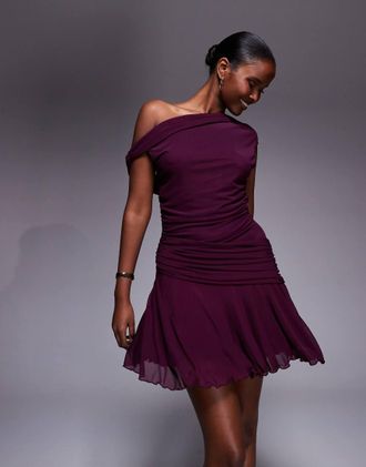 Aria Cove Minikleid aus Netzstoff in Pflaume mit R&uuml;schensaum und drapierter Schulterpartie-Lila