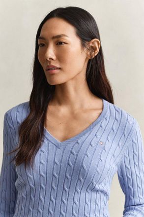 GANT Strickpullover STRETCH COTTON CABLE V-NECK mit Logostickerei auf der Brust